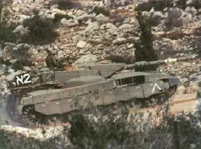 ©2007 Publications International, Ltd. Israeli Merkava 1 tane taua autu na faamaonia e sili mamao atu i le Soviet T-62.