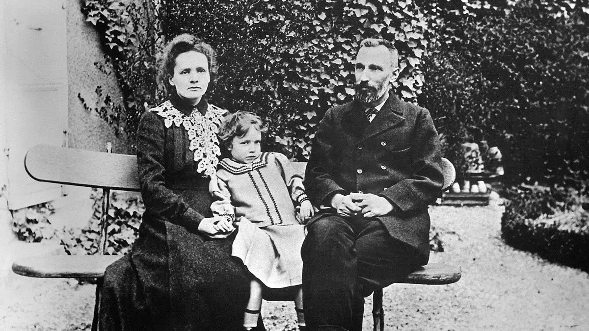Marie Curie və Tarixin Ən Qalib Nobel Mükafatı Ailəsi Haqqında 5 Fakt