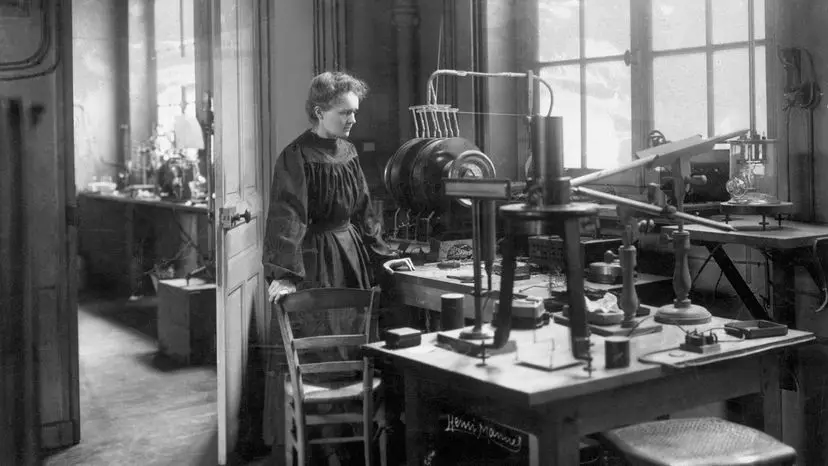 Marie Curie í rannsóknarstofu sinni