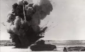 Usa ka bomba sa Nazi nga Aleman ang hapit nawad-an sa usa ka tangke sa British Matilda II sa North Africa.