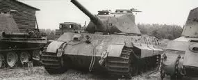 Em agosto de 1942, foram emitidas especificações para um novo modelo de tanque. Os primeiros tanques de produção, como este, carregavam uma torre projetada e construída pela Porsche.