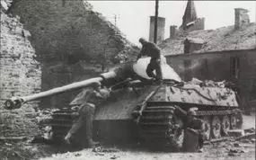 На працягу 1944 года лікавыя абазначэння нямецка-фашысцкіх танкаў былі зняты. Panzerkampfwagen VI Tiger II стаў вядомы як Tiger Ausf B.