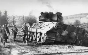 Овој Panzerkampfwagen VI Tiger II беше исфрлен од акција на 2 јануари 1945 година, веднаш западно од белгискиот град Ла Глеиз.