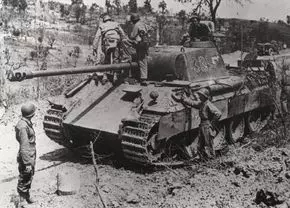 Troepen van het Amerikaanse leger onderzoeken een Panzerkampfwagen V Panther die in Italië is uitgeschakeld.