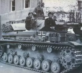 Den ursprungliga uppgiften för Panzerkampfwagen IV var att fungera som ett tungt eldstöd för Panzerkampfwagen III.