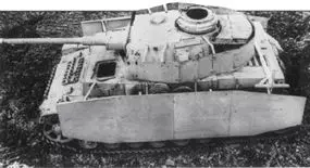 Denna Panzerkampfwagen IV Ausf H har utrustats med sidoplattor som omger tornet på tre sidor, såväl som på vardera sidan av skrovet.