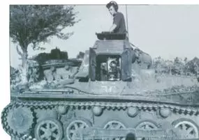 Panzerkampfwagen I 사양은 이미 1932년에 발행되었습니다. 그것은 진정한 목적을 위장하기 위해 농업용 트랙터로 지정되었습니다.