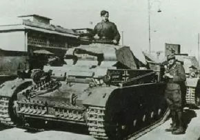 Kaya Panzerkampfwagen I, Panzerkampfwagen II Medium Tank dirancang lan dibangun minangka tank latihan. Iki nggawa bedhil utama 20mm.