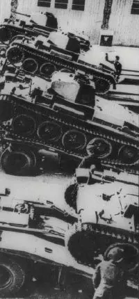 Panzerkampfwagen II, показанный загружаемым на транспортер, весил около девяти тонн.