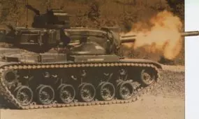 Ein M-60-Kampfpanzer feuert seine 105-mm-Hauptkanone ab.