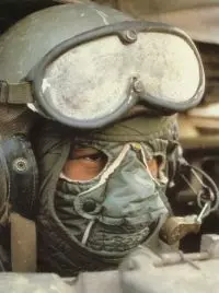 Dieser M-60A3-Lader trägt eine Gesichtsmaske für kaltes Wetter, während er in der Laderluke im Turm steht.