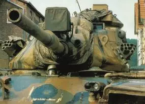 Dieser M-60A3 trägt das 105-mm-Hauptgeschütz M68. Beachten Sie den umhüllten Infrarot-/Weißlicht-Suchscheinwerfer über der Waffe.