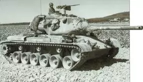 Tank Medium M-47 Patton ieu dingaranan Kapala Wahoo. Ieu mawa jaring kamuflase diamankeun kana bustle turret.