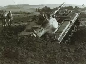 M-47 Patton ieu, anu kagolong kana Divisi Armored 2nd, ngabersihkeun halangan bécék di mana waé di Korea taun 1952.