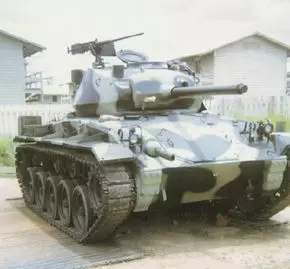M-24 Chaffee Light Tank var bevæbnet med en 75 mm hovedkanon og to Browning .30 kaliber maskingeværer.