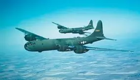 Boeing B-29 Superfortresses bija amerikāņu gaisa uzbrukumu priekšgalā Japānai. Šie reidi notika ģenerālmajora Kērtisa Lemeja vadībā un bija pilnīgi postoši. Līdz 1945. gada pavasara beigām ļoti maz no Tokijas un citām lielākajām Japānas pilsētām palika neskartas.