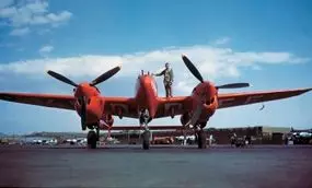 Tik vienas JAV naikintuvas, kuris buvo gaminamas prieš karą, vis dar buvo gaminamas pasibaigus karui: Lockheed P-38 Lightning.