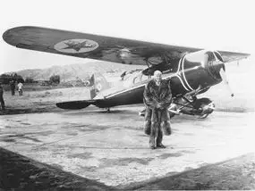 Ο Flier Frank Hawks στέκεται με το Texaco Vega του. Σημειώστε τον καλυμμένο κινητήρα και τις βελτιωμένες φούστες τροχών, σχεδιασμένες να εξαλείφουν την οπισθέλκουσα. Δείτε περισσότερες κλασικές φωτογραφίες αεροπλάνων.