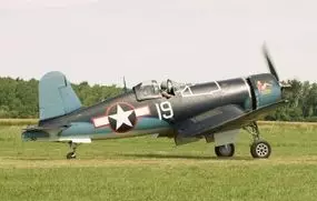 Ua ntej xyoo 1944, Amelikas tau siv Corsair raws li kev sib tw hauv av uas tau muab rau Marine Corps.