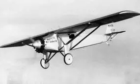 Ryan NYP របស់ Charles Lindbergh ដែលគាត់ហៅថា Spirit of St. Louis មិនមានកញ្ចក់កញ្ចក់ទេ ដូច្នេះការមើលឃើញដោយផ្ទាល់ទៅមុខគឺមិនអាចទៅរួចនោះទេ។ ប្រសិនបើអ្នកបើកយន្តហោះវ័យក្មេងចង់បានទិដ្ឋភាពនៃអ្វីដែលនៅខាងមុខគាត់ គាត់ត្រូវលើកក្បាលរបស់គាត់ចេញពីបង្អួចចំហៀង។