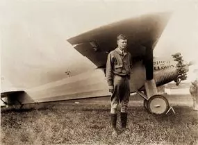 ស្នាដៃរបស់ Charles Lindbergh បានធ្វើឱ្យពិភពលោករំភើបចិត្ត ហើយបានធ្វើឱ្យគាត់ក្លាយជាតារាល្បីអន្តរជាតិជាទីស្រឡាញ់។ TheRyan ផងដែរបានចូលទៅក្នុងរឿងព្រេង។