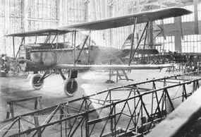 Un De Havilland DH-4 repose dans une usine américaine pendant la Première Guerre mondiale. Au moment où le DH-4 est entré en production aux États-Unis, il avait été remplacé par le DH-9 de de Havilland.