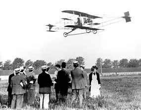 Tidlig drevet flyvning var en nyhed, der uundgåeligt tiltrak tilskuere, som i denne scene fra omkring 1910 af en yndefuld Golden Flyer.