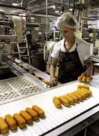En arbeider i Schiller Park, Ill., forbereder Twinkies for pakking.