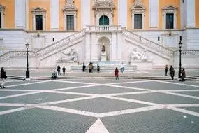 Palazzo dei Senatori کی سیڑھیوں پر ایک تفصیلی نظر۔