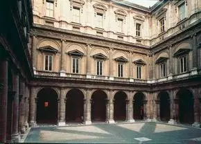 مائیکل اینجلو کو روم، اٹلی میں فارنیس محل کے صحن کو ختم کرنے کا کام سونپا گیا تھا۔