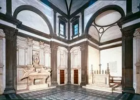 اپنے سابق سرپرست لورینزو ڈی میڈیکی (1520-34) کے لیے مائیکل اینجیلو کے مقبرے کے ساتھ میڈیکی چیپل کا اندرونی منظر۔