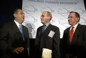 Dr. Richard Sandor (chaw), tus thawj tswj hwm thiab CEO ntawm CCX, tham nrog US Secretary of Energy Spencer Abraham (sab laug) thiab Chicago tus kav nroog Richard Daley tom qab CCX thawj qhov kev sib tw nyiaj xyoo 2003.