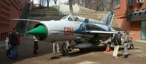 I-MiG-21 ingenye yezindiza ezimbalwa zaseSoviet okusolwa ukuthi zahlolwa ku-Area 51.