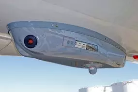 Gondola systemu antyrakietowego Guardian, umieszczona na spodzie nosa samolotu.