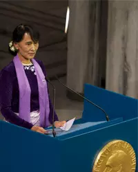ជ័យលាភីលោកស្រី Aung San Suu Kyi ថ្លែងសុន្ទរកថាក្នុងពិធីប្រគល់រង្វាន់ណូបែលសន្តិភាពក្នុងទីក្រុង Oslo ប្រទេសន័រវែស កាលពីថ្ងៃទី១៦ ខែមិថុនា ឆ្នាំ២០១២។
