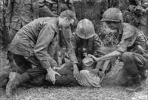 Вьетнам, 1968 год. Американский солдат допрашивает подозреваемого врага с помощью техники погружения в воду.