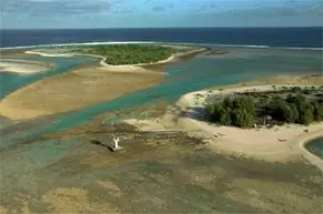 Este atolón desierto a 750 millas (1207 kilómetros) al sureste de Tahití fue el sitio de algunas pruebas nucleares subterráneas francesas en la década de 1990.