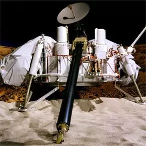 پروژه وایکینگ ناسا اولین ماموریت ایالات متحده بود که یک فضاپیما را با موفقیت بر روی سطح مریخ فرود آورد. این عکس نسخه آزمایشی یک فرودگر وایکینگ را در نسخه اصلی نشان می دهد