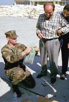 A Marinir nunjukkeun hiji manaskeun flameless.