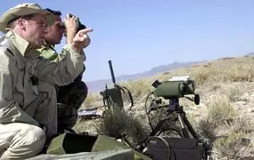 De Ground Laser Target Designator II (GLTD II), brûkt om laser-begelaat smart wapens te rjochtsjen