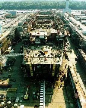 Northrop Grumman Newport News 드라이 도크에서 건조 중인 USS Ronald Reagan