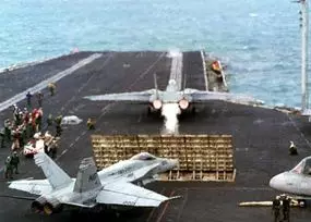 Un F-14 Tomcat, col·locat davant del deflector d'explosió a reacció de la catapulta número 1 de l'USS Nimitz