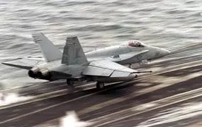 Eine F/A-18 Hornet startet von der USS George Washington