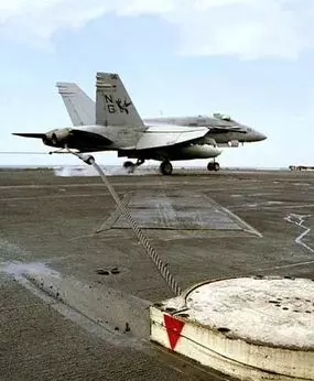 F/A-18C Hornet hvata žicu za zaustavljanje na USS Nimitz.