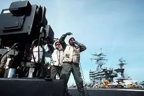 Službenici za slijetanje vode avion koji slijeće na USS George Washington.