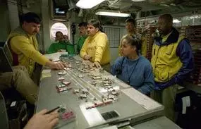 Áhafnarmeðlimir á USS George Washington hring í kringum