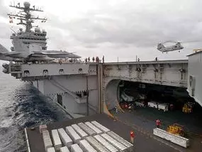 Üks USS George Washingtoni hüdroliftidest, langetati angaari tekile