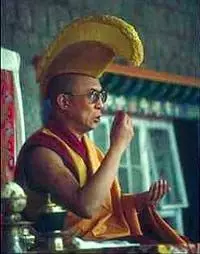 La figura budista más famosa de la actualidad, Tenzin Gyatso, el 14º Dalai Lama: Sus seguidores lo consideran un buda viviente, la encarnación del Buda de la Compasión.