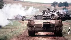 Tank M-1 nduweni rong bagean utama: turret gun pivoting lan lambung sing dilacak.