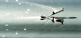 El sabot se separa del penetrador cuando una ronda de sabot vuela por el aire.
